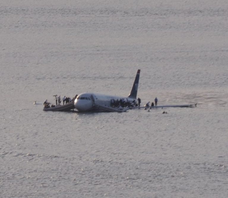 Do Airplanes Float on Water? · AeroCorner