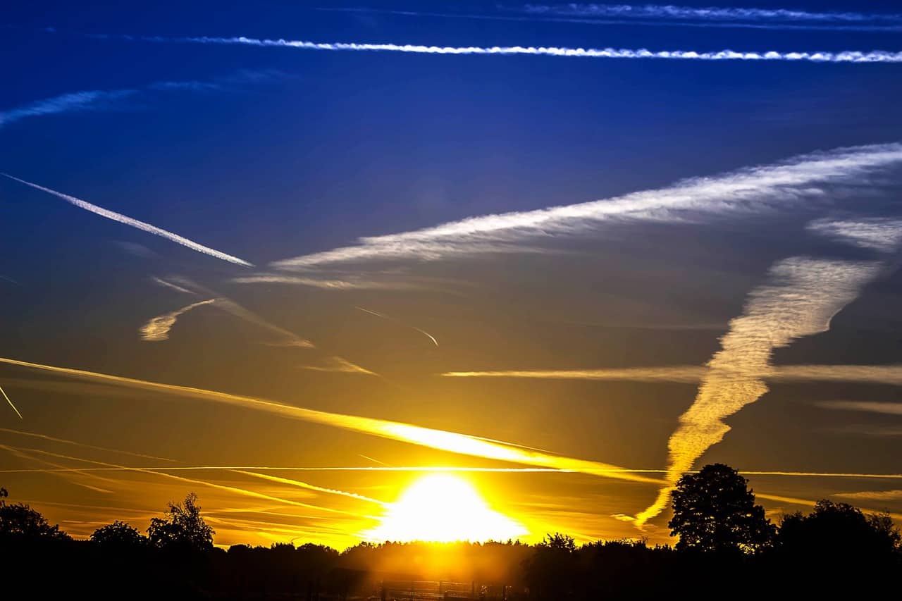 Why do Planes Leave White Trails in the Sky? · AeroCorner