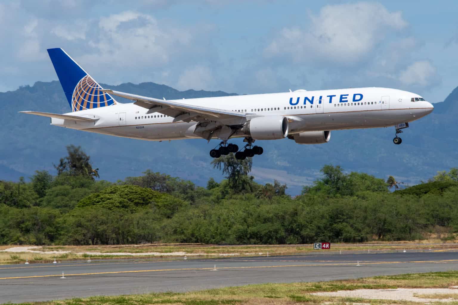 Boeing 747-400 vs 777-200ER: Data Comparison