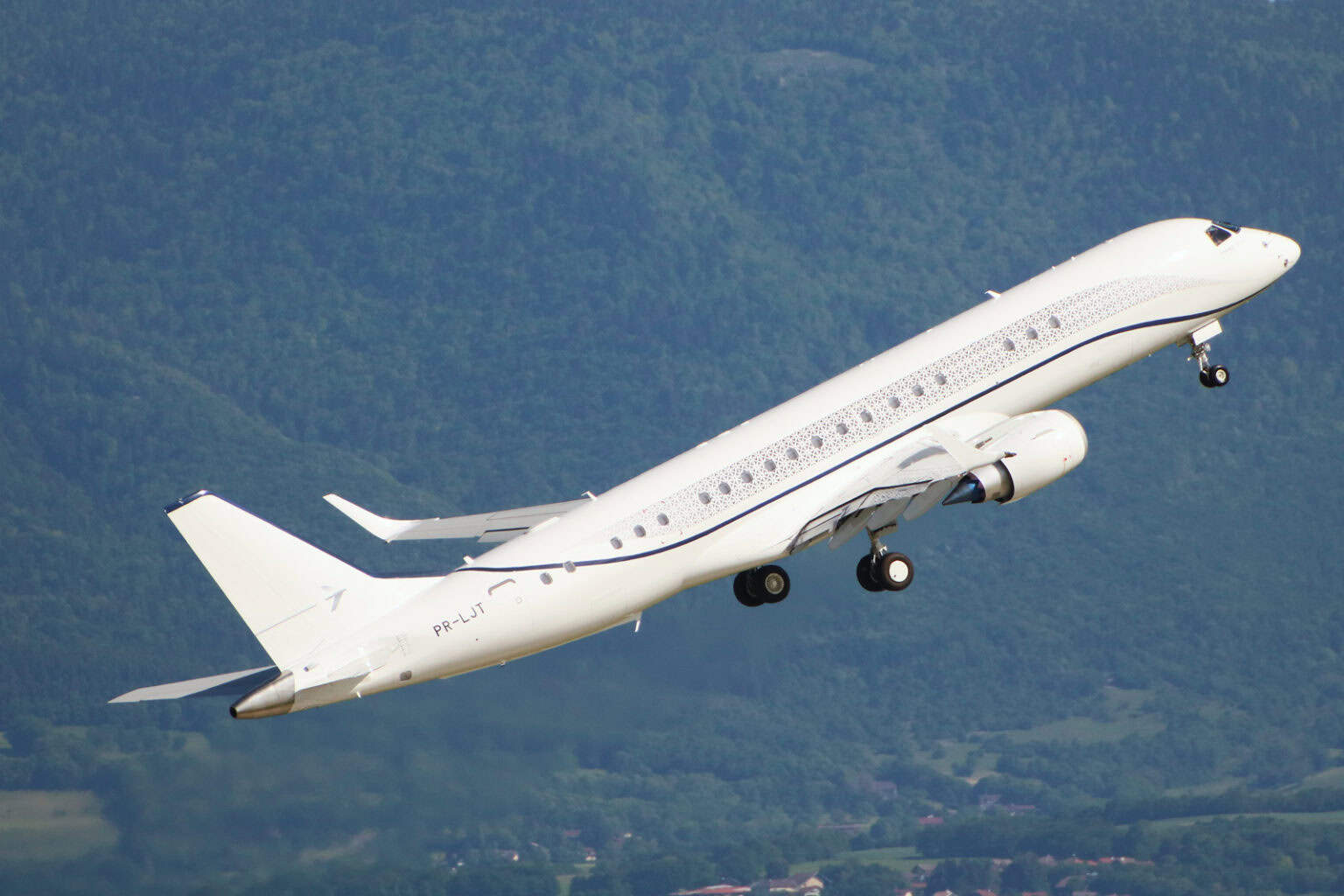 Embraer Lineage 1000 · History, Technical Data & Photos · AeroCorner