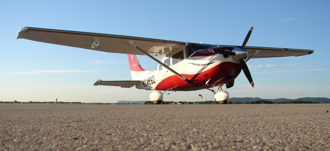 Sonnenfinsternis Cafe Auf Dem Boden Cessna 206 Gehorsam berzeugen Joghurt